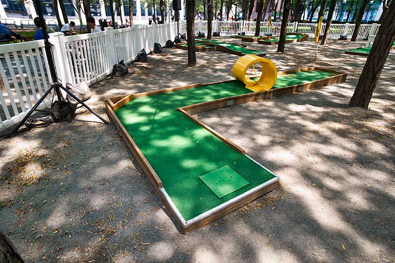 Custom 7-Hole Mini Golf Course at Brookfield Commons NYC with Wow Mini ...