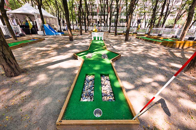 Custom 7-Hole Mini Golf Course at Brookfield Commons NYC with Wow Mini ...